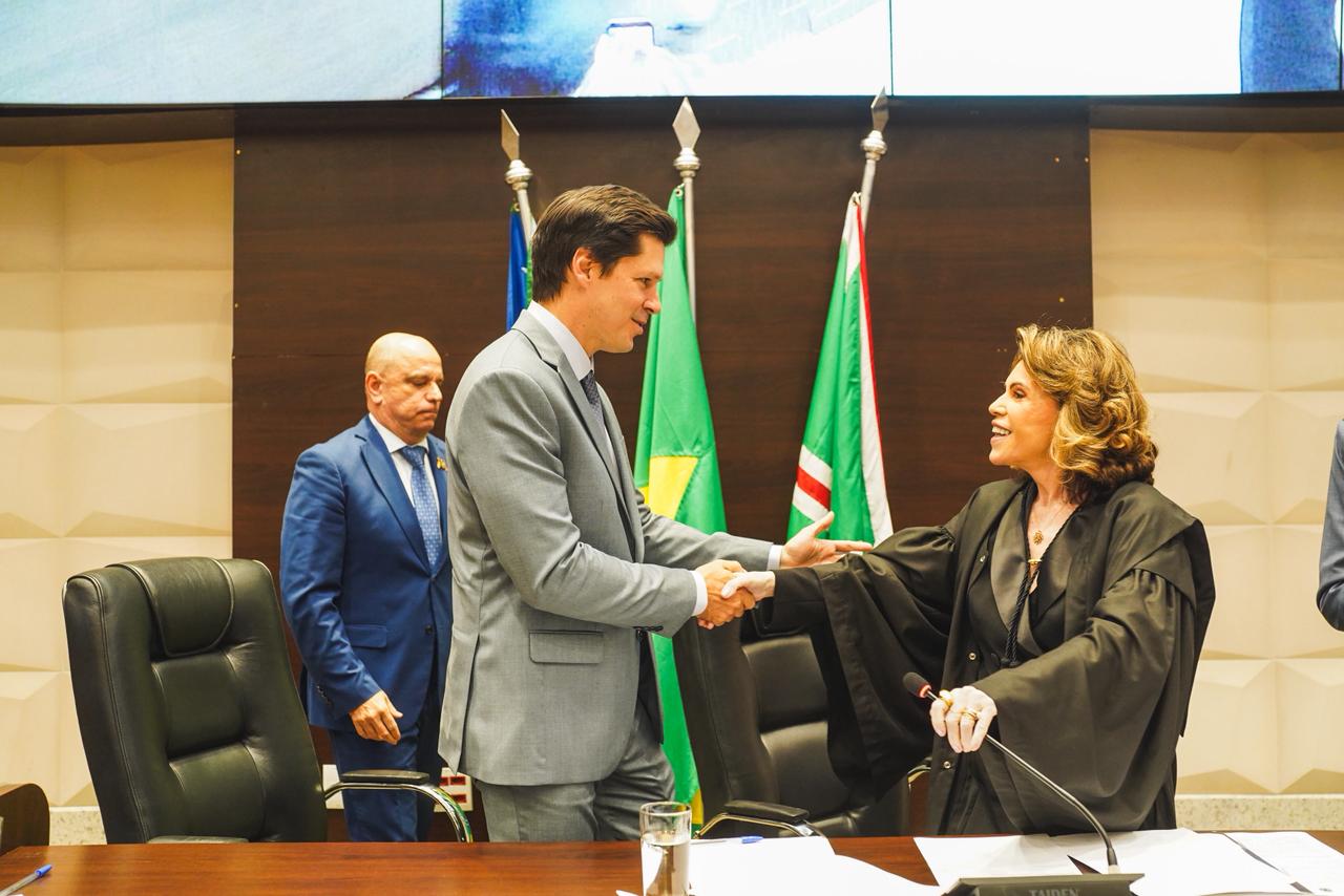 Elizabeth Maria da Silva toma posse como a primeira presidente mulher ...